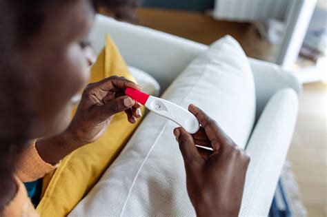 집에서 임신 테스트를받는 인식 할 수없는 여성의 자른 샷 25 29세에 대한 스톡 사진 및 기타 이미지 25 29세 개성 개념 건강 검진 Istock