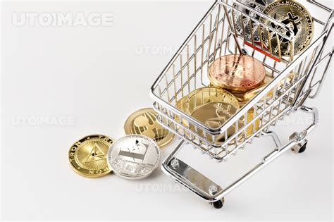 비트코인 미니어처 쇼핑 카트에 놓여진 비트코인과 가상화폐들 유토이미지 상세페이지 베이직샵 사진 21755893