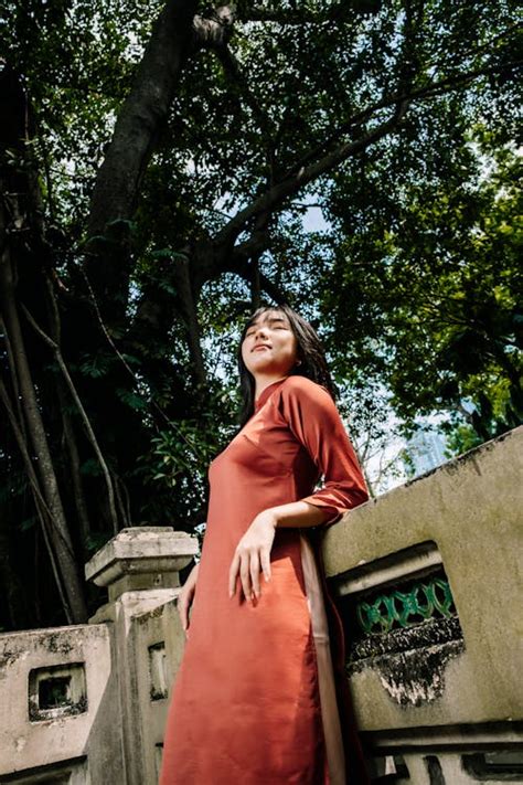 기댄 눈을 감다 빨간 드레스 사람 수직 쐈어 아름다운 여성 콘크리트 난간에 관한 무료 스톡 사진