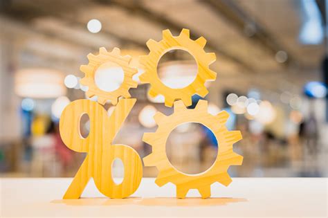 저녁 하늘이 있는 백분율 모델 및 기어 모델 성공을 위한 주요 개념 방법 인플레이션 개념을 수정하기 위해 연준 금리를 올리거나 내리는 시스템 0명에 대한 스톡 사진 및 기타