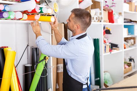 남자 디자이너 및 인쇄 제조에서 비닐 종이로 인쇄 연산자 인쇄기에 대한 스톡 사진 및 기타 이미지 인쇄기 호일 고객 서비스 담당자 Istock