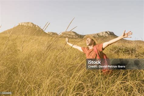 일몰의 황금 시간 동안 사막 여행 지역에서 행복으로 웃고있는 모자를 쓴 젊은 성인 백인 남자 복사 공간과 자연에서의 자유와 모험의 개념이있는 이미지 35 39세에 대한 스톡