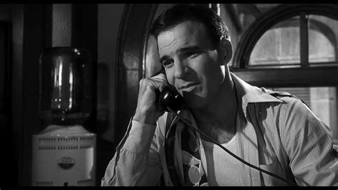 Суёте палец в дырочку и начинаете слегка покручивать Youtube