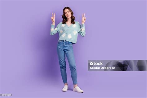 쾌활한 긍정적 인 여자가 꽃 프린트 카디건을 입고 V 기호 절연 된 보라색 배경을 보여주는 전체 길이 사진 20 24세에 대한 스톡 사진 및 기타 이미지 Istock