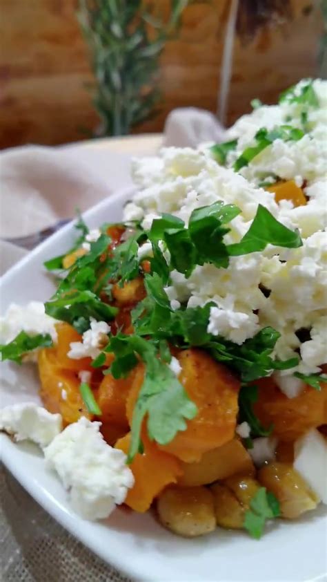 Топла салата със сладък картоф 😋 Продукти 1 голям сладък картоф 1 червена чушка 250 г варен