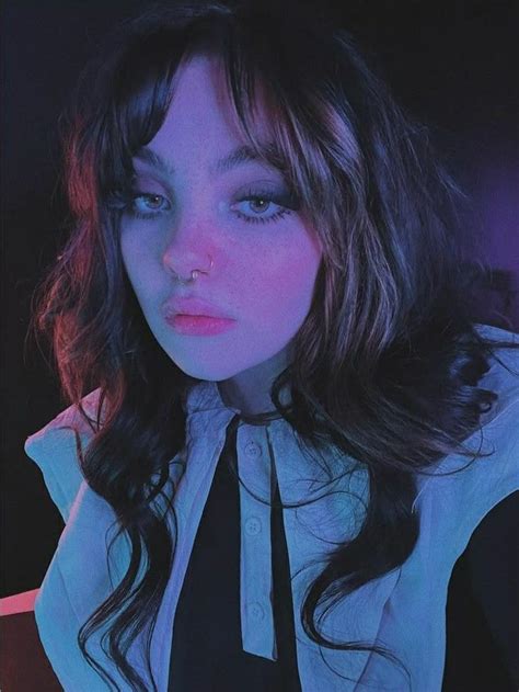 Красивая девушка с голубыми глазами