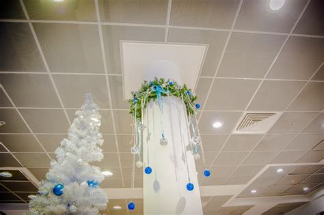 декорирование потолка зала на Новый год