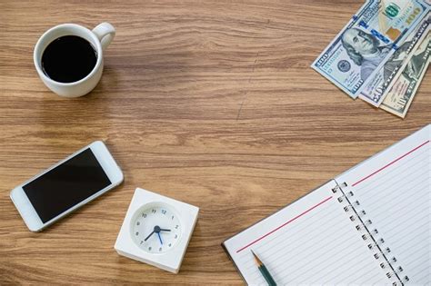 크리에이 티브 플랫 달러 현금 지폐 노트북 클립보드 스마트폰 시계 커피 나무 테이블에 연필 비즈니스 재무 계획 및 저장 개념의 누워 경제에 대한 스톡 사진 및 기타 이미지