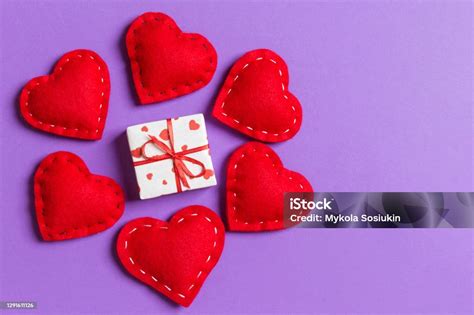 당신의 디자인을위한 빈 공간과 화려한 배경에 선물 상자와 빨간 직물 마음의 휴일 구성 발렌타인 데이 컨셉의 최고 보기 0명에 대한 스톡 사진 및 기타 이미지 Istock