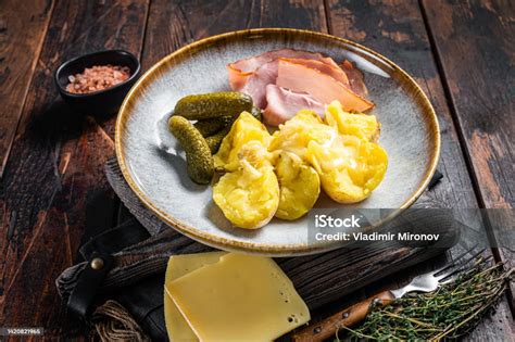삶은 감자와 햄을 곁들인 라클렛 스위스 치즈를 녹입니다 나무 배경 위쪽 보기 감자 요리에 대한 스톡 사진 및 기타 이미지 감자 요리 건강한 식생활 검은색 Istock