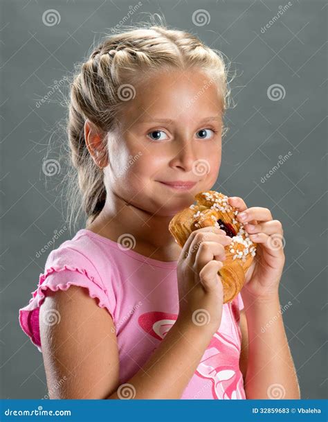 Hübsches Mädchen Das Plätzchen Isst Stockbild Bild Von Hand Porträt