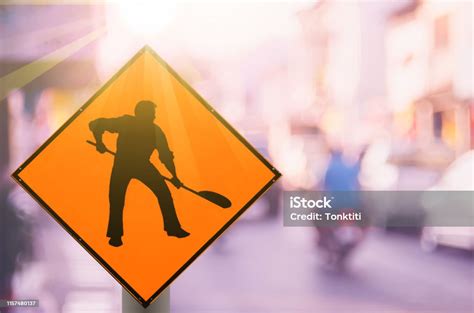 다채로운 보케 빛 추상적 인 배경흐림 교통 도로에 건설 경고 표지판 교통 및 여행 개념의 공간을 복사합니다 복고풍 톤 필터 효과