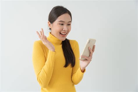 아시아 아름 다운 여자는 놀람 얼굴 표정을 종료 했다 여성은 전화에 충격을 받는다 흥미 진진한 미소와 행복한 사랑스러운 기쁨 매우 즐겁고 재미있는 휴식 시간 와우 스마트