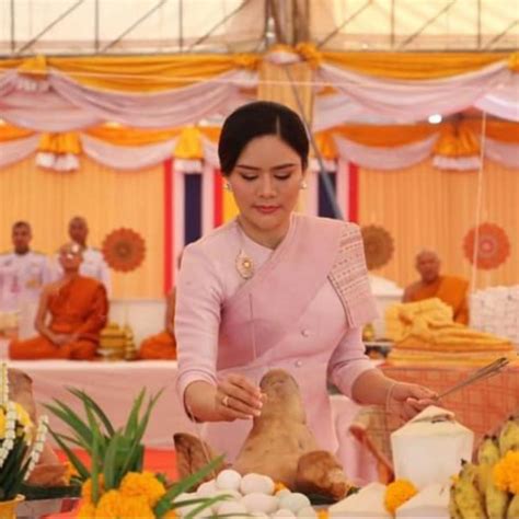 ท่านผู้หญิงสิริโฉมงดงามน่ารักอ่อนหวานและมีจริยวัตรที่งดงามอ่อนน้อมถ่อมตนน่าสรรเสริญช่างสมเป็นกุล