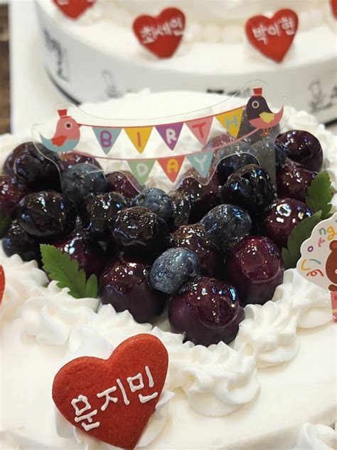 모젤과자점 오너쉐프 부산보건대 호텔제과제빵과 교수 화이트 생크림 케이크 1호 26000원 1호는 2~3인분이 드실수있어요😋 모젤과자점 생크림에는 첨가물없이 순수한