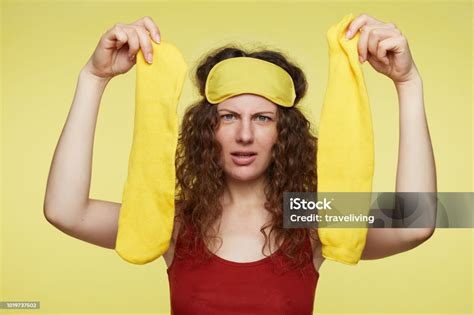 귀여운 유럽 여성 승객 열립니다 장거리 국제 항공편 찡그림이 마에 어 메 니 티 키트 얼굴 표정 궁금 했다 예쁜 여자 Wth 잔 머리와 양말에 노란 마스크 손에 가정 생활에