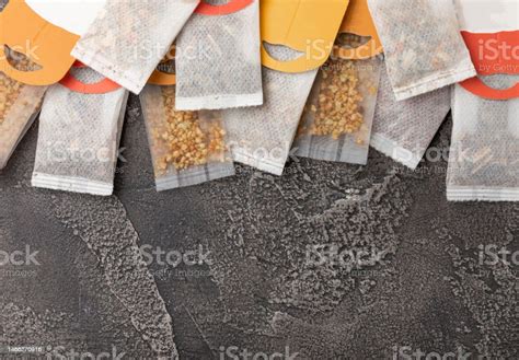 허브 티 슈퍼 푸드 검은 질감의 배경에 컵에서 양조를위한 클로즈업 티백 복사 공간 텍스트를위한 장소 0명에 대한 스톡 사진 및 기타 이미지 Istock