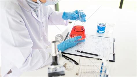 在实验室进行试验研究的技术人员特写高清图片下载 正版图片308060767 摄图网