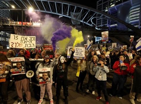 Протест во Тел Авив сое барање за итни избори и смена на Нетанјаху