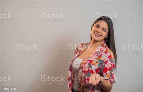 팔과 얼굴에 몸짓을 하는 미소 짓고 자신감 넘치는 젊은 여성의 초상화 25 29세에 대한 스톡 사진 및 기타 이미지 25