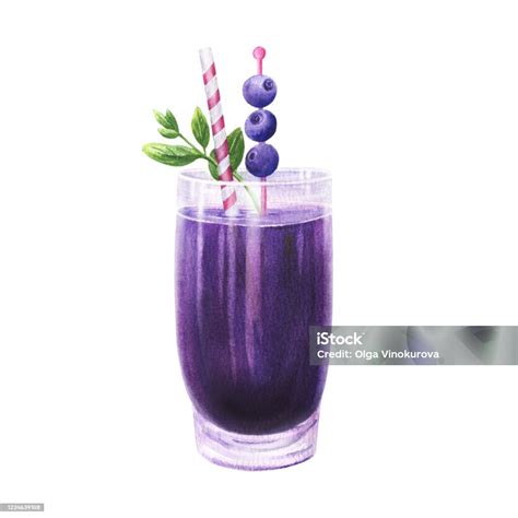 투명 유리에 블루 베리 보라색 칵테일 베리 민트 튜브로 장식되어 있습니다 흰색 배경에 격리 디자인 요리 사이트 메뉴 책 술집 포스터 라벨에 대한 손으로 그린 수채화 그림