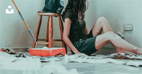 회색 티셔츠와 파란색 데님 청바지를 입은 여자가 갈색 나무 좌석에 앉아 있다 사진 Unsplash의 무료 그림 이미지