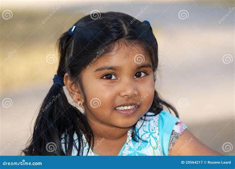 Menina Indiana Pequena Lindo Imagem De Stock Imagem De Menina Fofofo 20564217