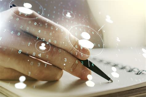 배경에 메모장에 사람의 손으로 쓰기와 소셜 네트워크 아이콘 개념의 이중 노출 네트워킹 개념 다중 노출에 대한 스톡 사진 및 기타