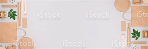 친환경 식기와 플랫 평신도 구성 배너 복사 공간이있는 밝은 회색 배경에 크래프트 종이 포장 세트 길거리 식품 포장 제로 폐기물 포장 개념 모형 0명에 대한 스톡 사진 및