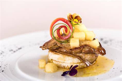 오리 간 파인애플과 망고 조각 구운된 빵에 달콤한 소스와 함께 고급 스러운 요리 저희 집은 꽃과 레드와 그린 잎 흰 접시 밝은 배경 절연에 배치 간 내부 기관에 대한 스톡