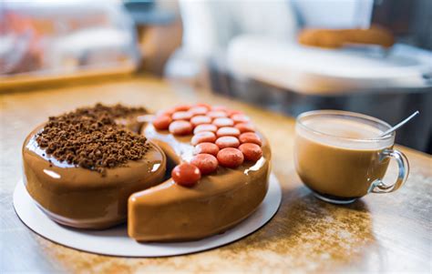 나무 테이블에 홈 주방에서 사랑스러운 맛있는 케이크와 향기로운 커피 한 잔 거울에 대한 스톡 사진 및 기타 이미지 거울 귀여운 그릇 Istock