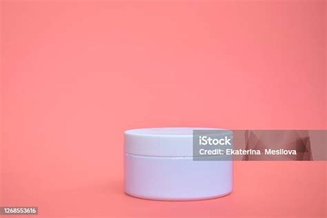 둥근 흰색 플라스틱 화장품 항아리 분홍색 배경에 고립 된 레이아웃 3차원 형태에 대한 스톡 사진 및 기타 이미지 3차원 형태 개념 공란 Istock