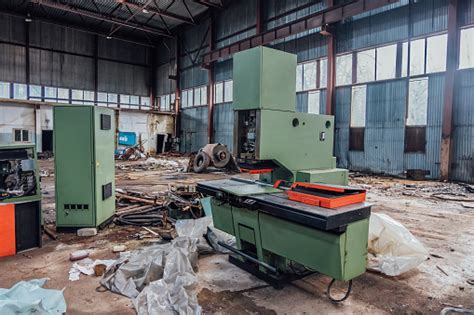 워크샵에서 산업 Cnc 공작 기계의 녹슨 남아와 오래 버려진 금속 가공 공장 강철에 대한 스톡 사진 및 기타 이미지 강철 공예 공장 산업 건물 Istock