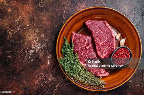 신선한 생 덴버 또는 타임과 소박한 접시에 상단 블레이드 고기 스테이크 어두운 배경 맨 위 보기입니다 복사 공간 0명에 대한