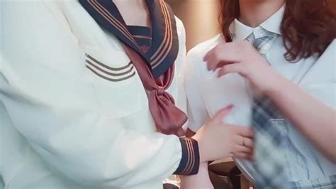 找漂亮小姐姐约炮：3xincc福 利 姬 組 合 塗 鴉 詩 柔 在 熱 鬧 的 網 咖 裏 大 膽 露 出 上 演 百 合 之 間 的 各 種 性 玩 具 相 互 玩