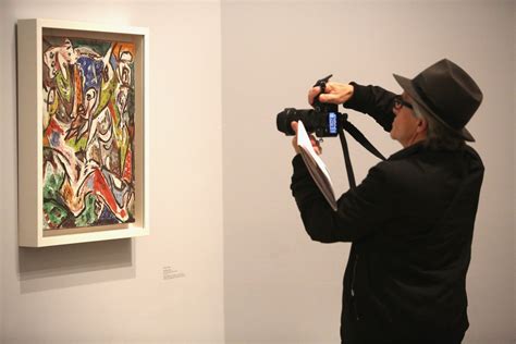 Пред картината Усилията на птиците 1946 г Снимка Getty Images Impressio Dir Bg