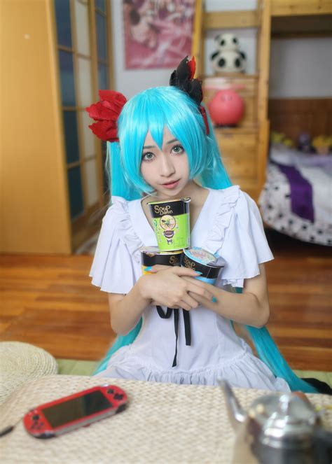 国人可爱妹子COS的初音未来多个造型多套服装让人一饱眼福