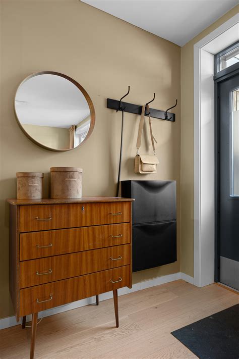 서랍장과 거울이 있는 방 사진 Unsplash의 무료 가구 이미지