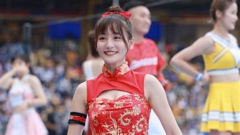 啦啦隊小龍女襯衫滑落！羞擺「誘人深溝」甜喊：幫你加辣 娛樂 Nownews今日新聞
