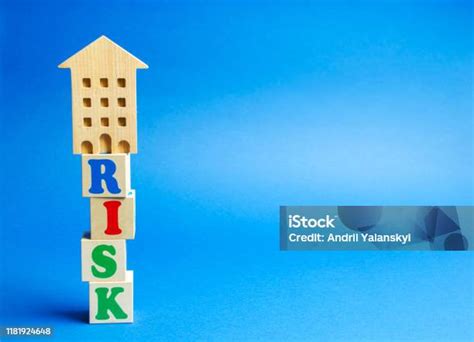 단어 위험과 미니어처 집과 나무 블록 부동산 투자 위험 위험한 투자 미납에 대한 재산 손실 채무 모기지 세금 사기 성 계획 개념에 대한 스톡 사진 및 기타 이미지 Istock