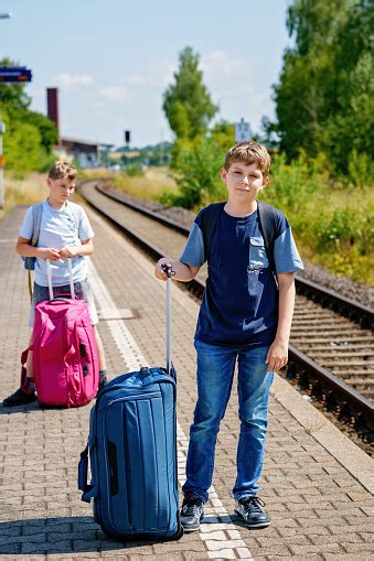 두 아이 여름 방학 캠프를 떠나기 전에 여행 가방을 든 남학생 행복한 아이들 형제 자매 여행을 떠나는 쌍둥이 형제 기차를 기다리는 가족 여행 2명에 대한 스톡 사진 및 기타