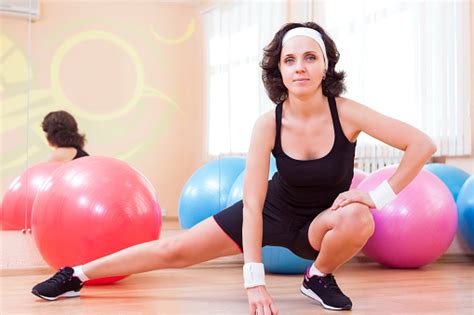 피트니스 웰빙 및 라이프 스타일 아이디어체육관에서 핏 볼에 대 한 포즈에 좋은 맞는 여성 백인 선수의 초상화수평 이미지 구성 20 29세에 대한 스톡 사진 및 기타 이미지