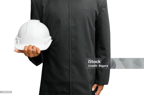 들고 백색 안전 헬멧 플라스틱 엔지니어링 작업자의 손 장비 방지 건설 흰색 배경에 고립 위험 엔지니어 건설 산업에 대한 스톡