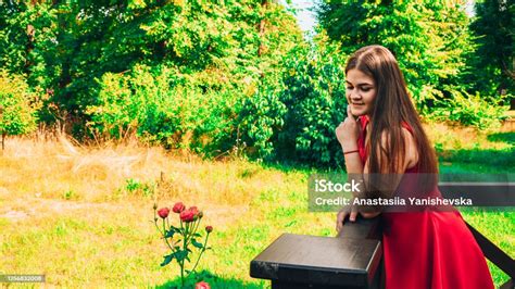 긴 머리와 빨간 드레스 영향력있는 패션 블로거 사진 촬영 야외 하이힐에 소녀 플러스 크기 모델과 예쁜 여자 여자 갈색 머리 갈색