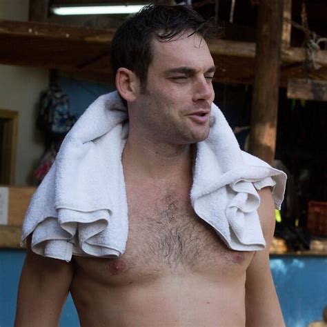 נסיך אמיתי גל אמיתי מוריד את הבגדים