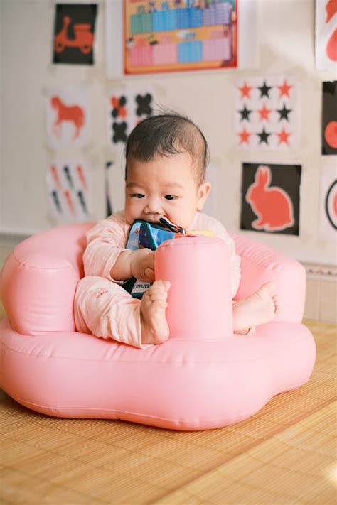 가정 환경 가족 거실 교육 환경 국내 설정 귀여운 노는 시간 다채로운 부드러운 좌석 분홍색 의자 사랑스러운 시각적 자극 신발 실내 아기 아기 놀이