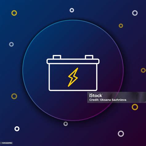 흰색과 노란색 선 자동차 배터리 아이콘은 진한 파란색 배경에 분리되어 있습니다 축전지 에너지 전력 및 전기 축전지 배터리 다채로운 개요 개념입니다 벡터 일러스트레이션 검은