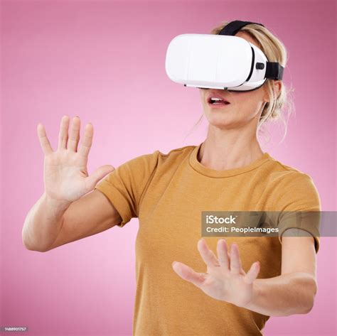 겁에 질린 여자 Vr 안경 미래 기술 게임 및 디지털 혁신을 위한 메타버스 가상 현실 3d 및 사이버 세계에 대한 두려움을 가진