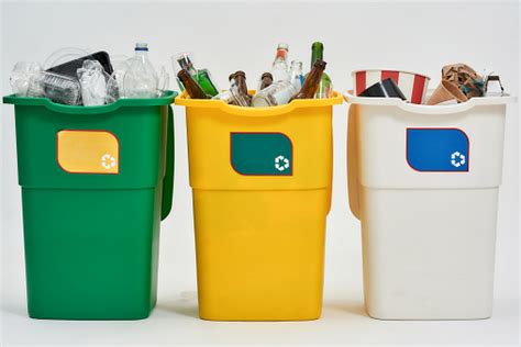 흰색 배경에 고립 된 쓰레기로 가득 찬 재활용 표지판이있는 3 개의 다채로운 녹색 노란색 및 흰색 재활용 쓰레기통 세트 폐기물 분리 개념 쓰레기통에 대한 스톡 사진 및 기타