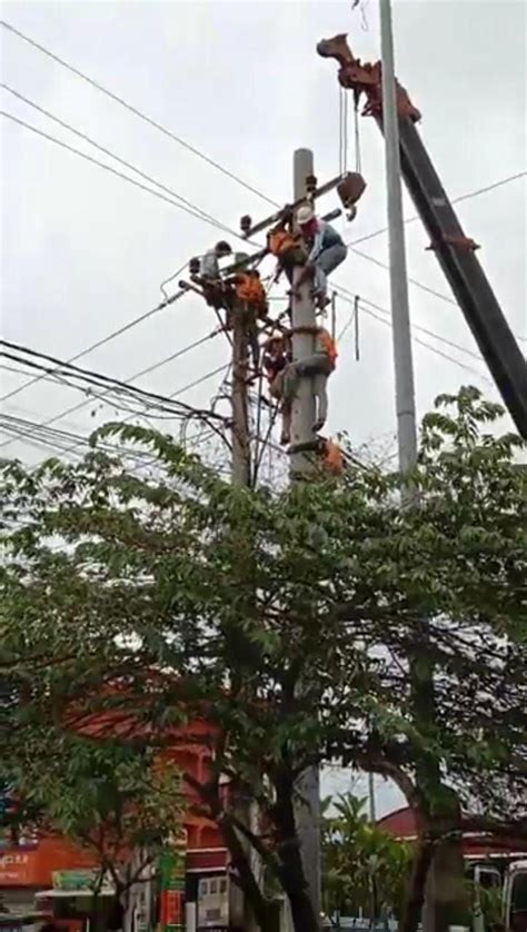 កម្មករបីនាក់ដូរខ្សែភើងពីបង្គោលចាស់ដាក់បង្គោលថ្មីខ្វះការប្រុងប្រយ័ត្នបណ្ដាលឱ្យឆ្លងចរន្តឆក់រងរបួសយ